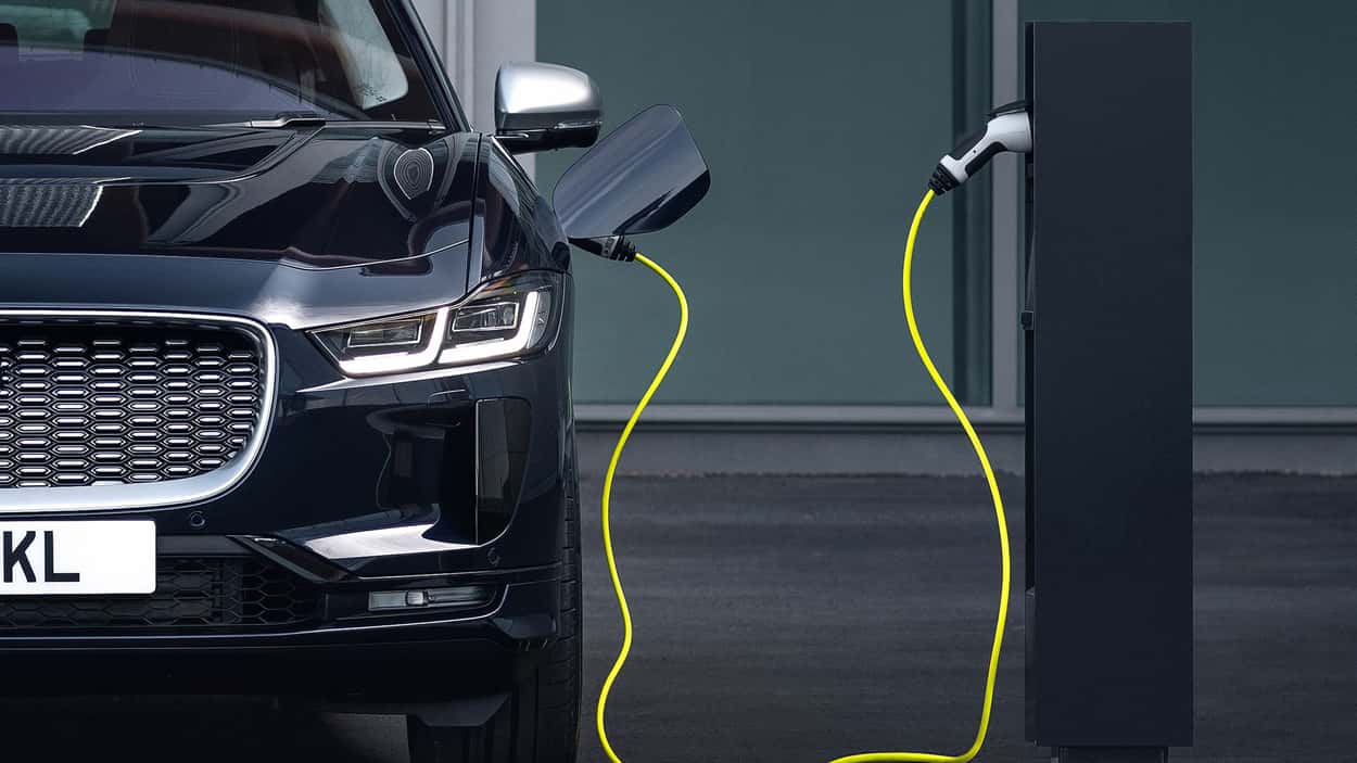 Adani TotalEnergies ties up with Evera Cabs to set up 200 EV charging points in Delhi | Fortune ...