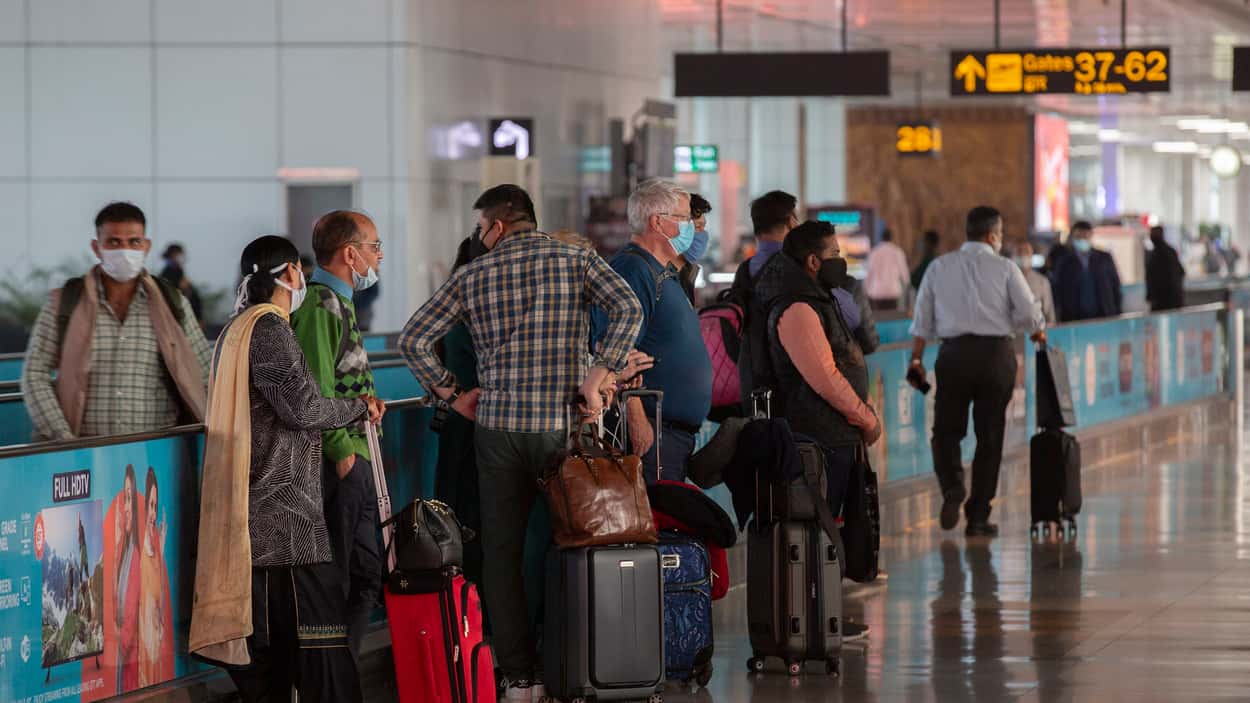 Passengers who refuse to wear masks in flights can be de-boarded: DGCA ...