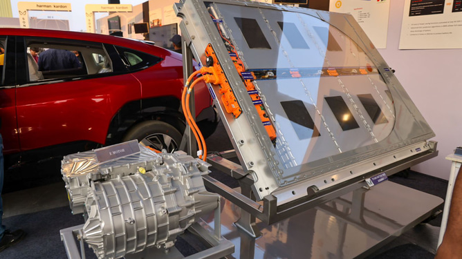 Mahindra opens ₹4,500 cr EV, battery facility at Chakan plant | Fortune ...
