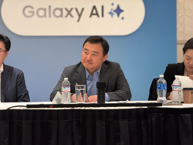 Samsung's mobile chief TM Roh on balancing the AI race with user ...