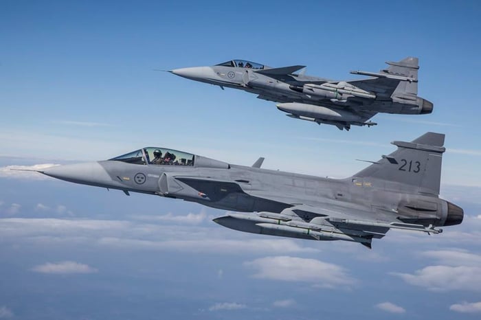 F16 Vs Gripen: Choice For Next Made In India Single Engine Fighter Jet ...