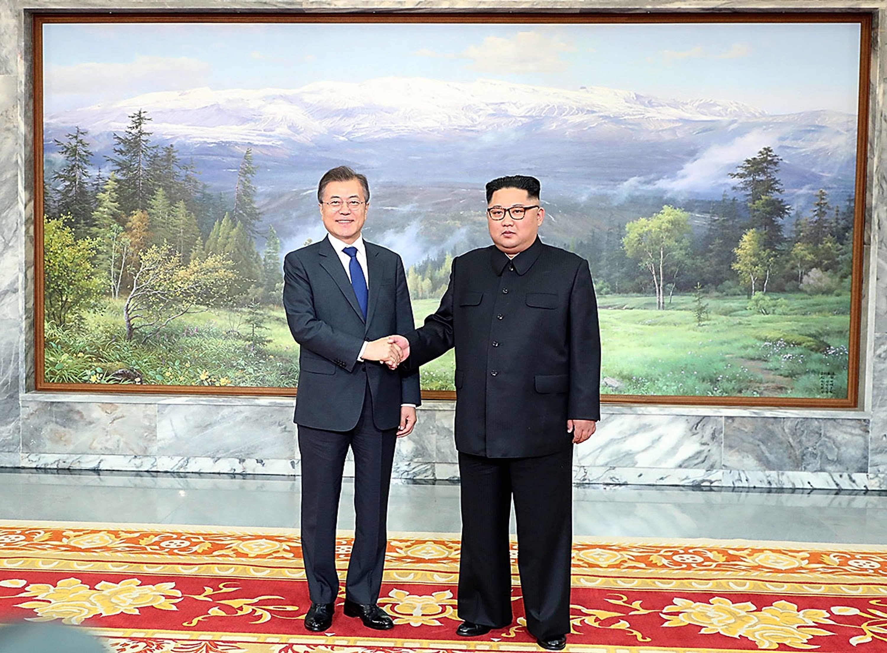 South Korean President Moon Jae-In Holds Surprise Meeting With Kim Jong ...