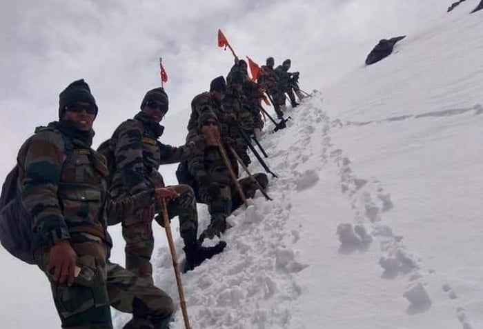 In Pictures: Indian Army Soldiers Brave Harsh Weather Clearing Snow For ...