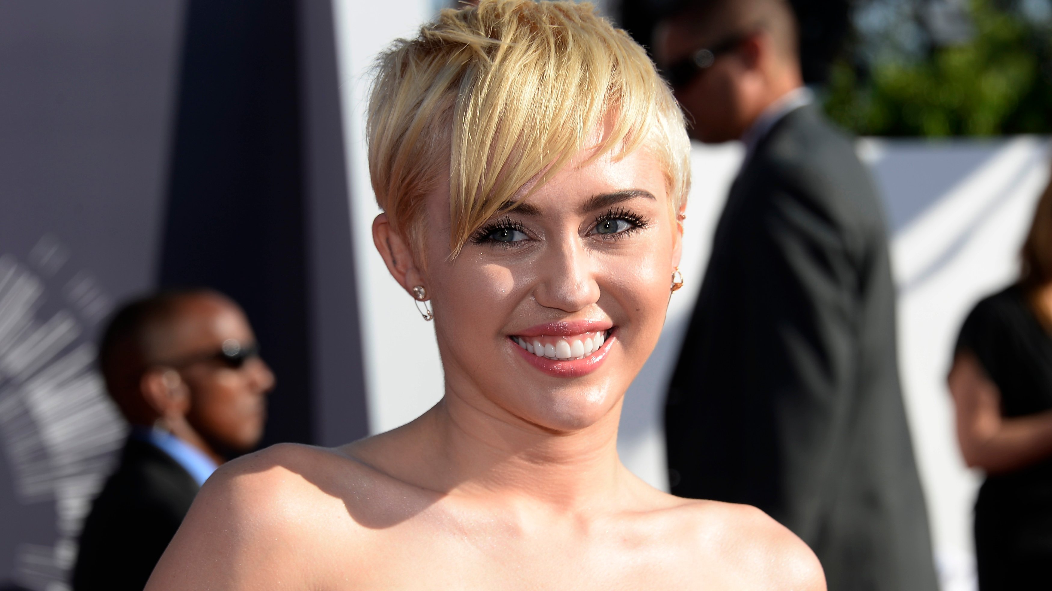 Miley Cyrus and ‘Bubba Sue’ on the Cover of Paper Magazine - The Quint