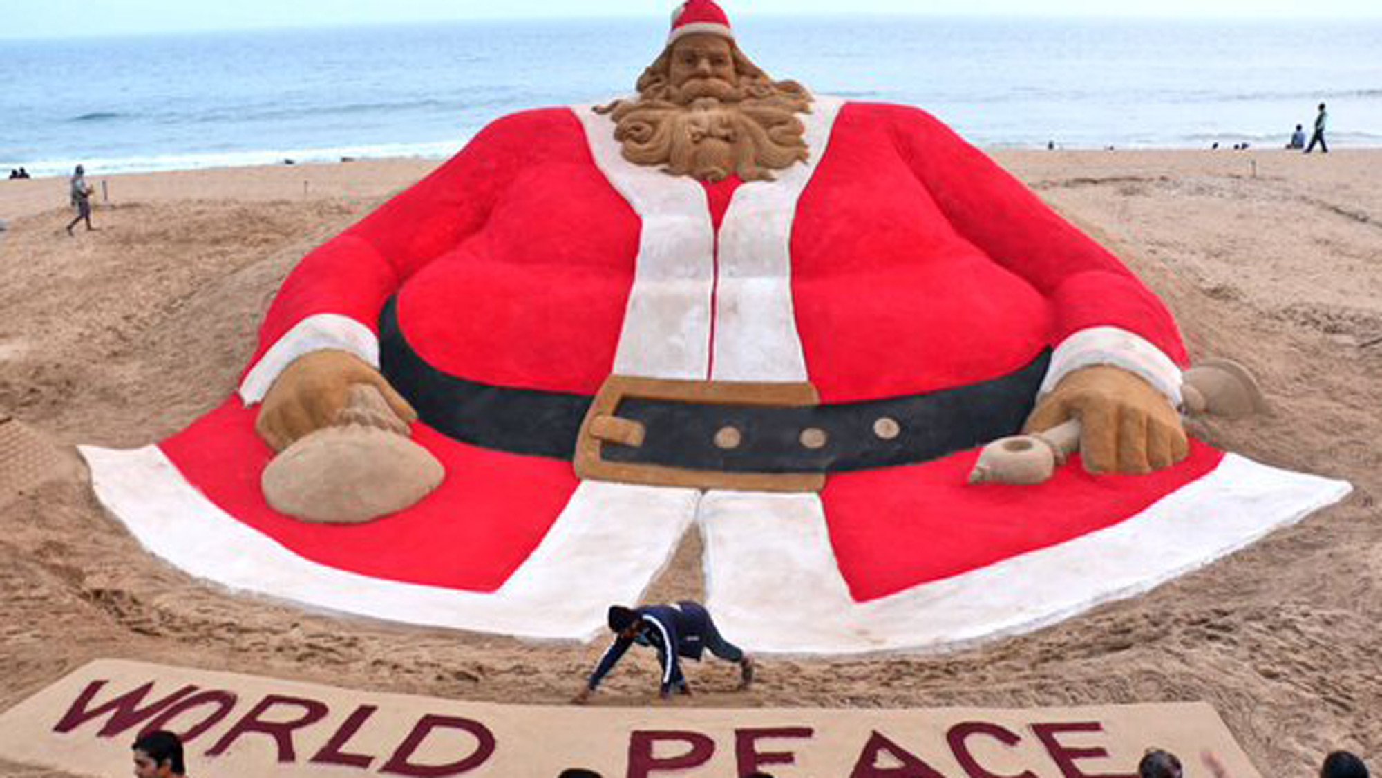 Magic Hands: 45-Feet Santa Claus Made of Sand in India Is Glorious ...