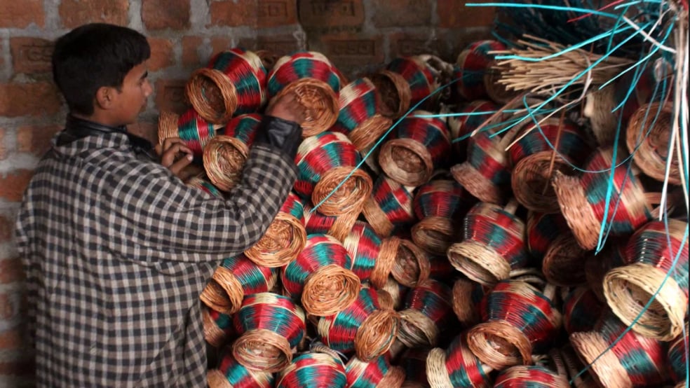 In Photos: The Making of Kangri That Keeps Kashmiris Warm - The Quint