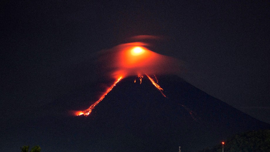 In Pics: Glowing Red Lava Rolls Down Slopes of Philippine Volcano - The ...