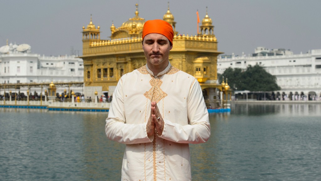 In Photos: Canada PM Trudeau Prays at Golden Temple, Makes Rotis - The ...