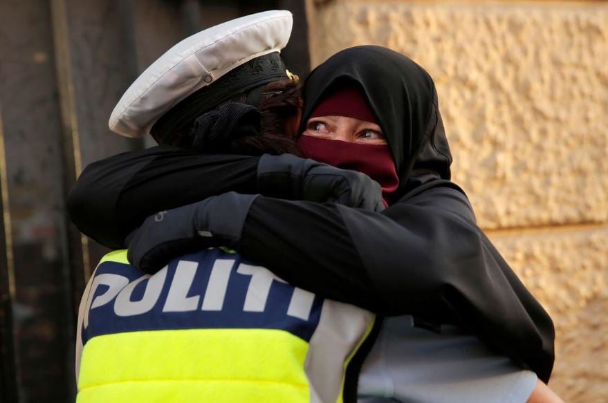 Danish Cop Hugs Woman Wearing A Niqab In A Heartwarming Video