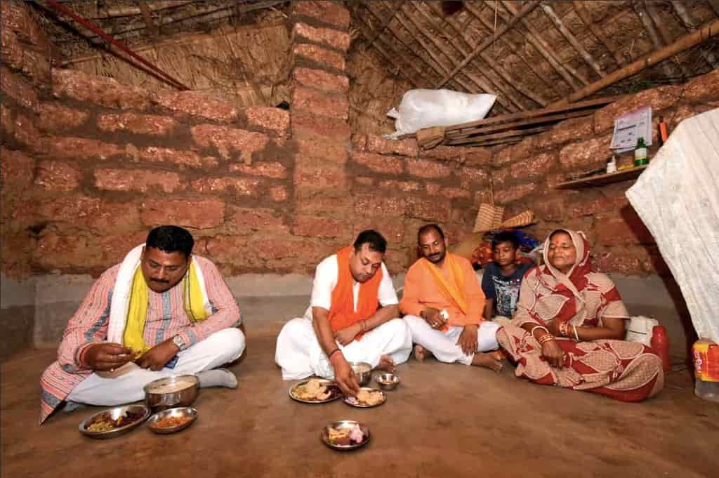 The Viral Photo of Sambit Patra Eating on Pavement is Photoshopped : r ...