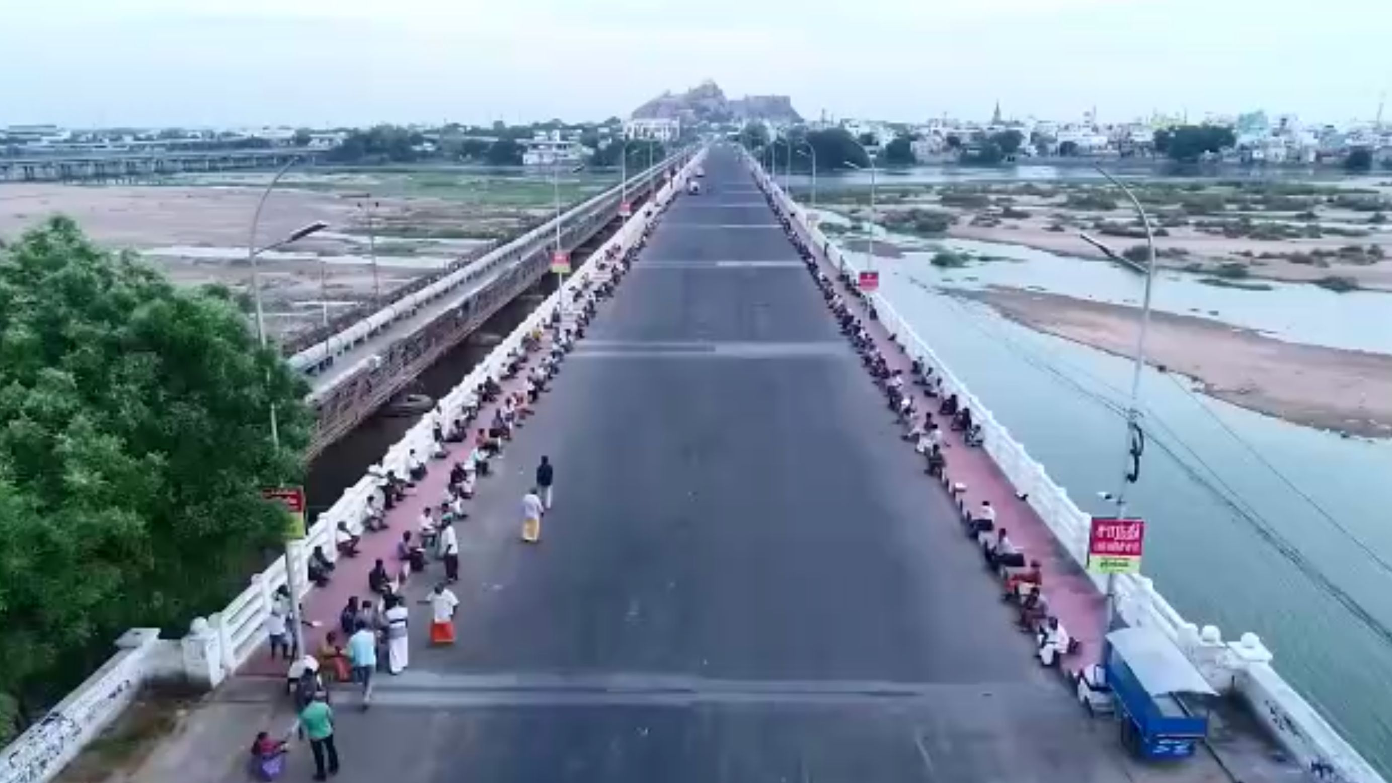 Coronavirus (COVID-19) Lockdown in Trichy, Tamil Nadu: Hundreds Gather ...